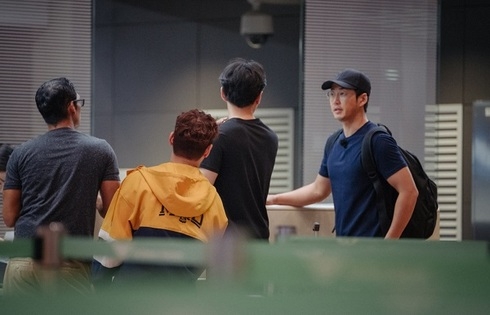 JTBC ‘같이 걸을까’ 데뷔 20주년 god 5인방, 공항 현장 포착！ 출국 사진 공개
