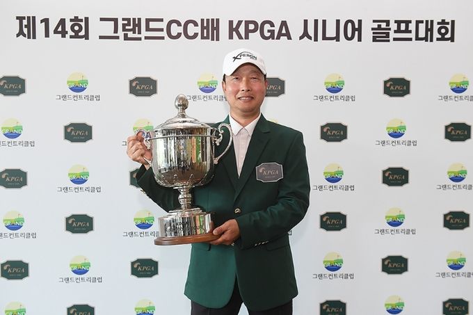 이태규, ‘제14회 그랜드CC배 KPGA 시니어 골프대회’서 15년만에 우승…KPGA 챔피언스투어 첫 승 달성